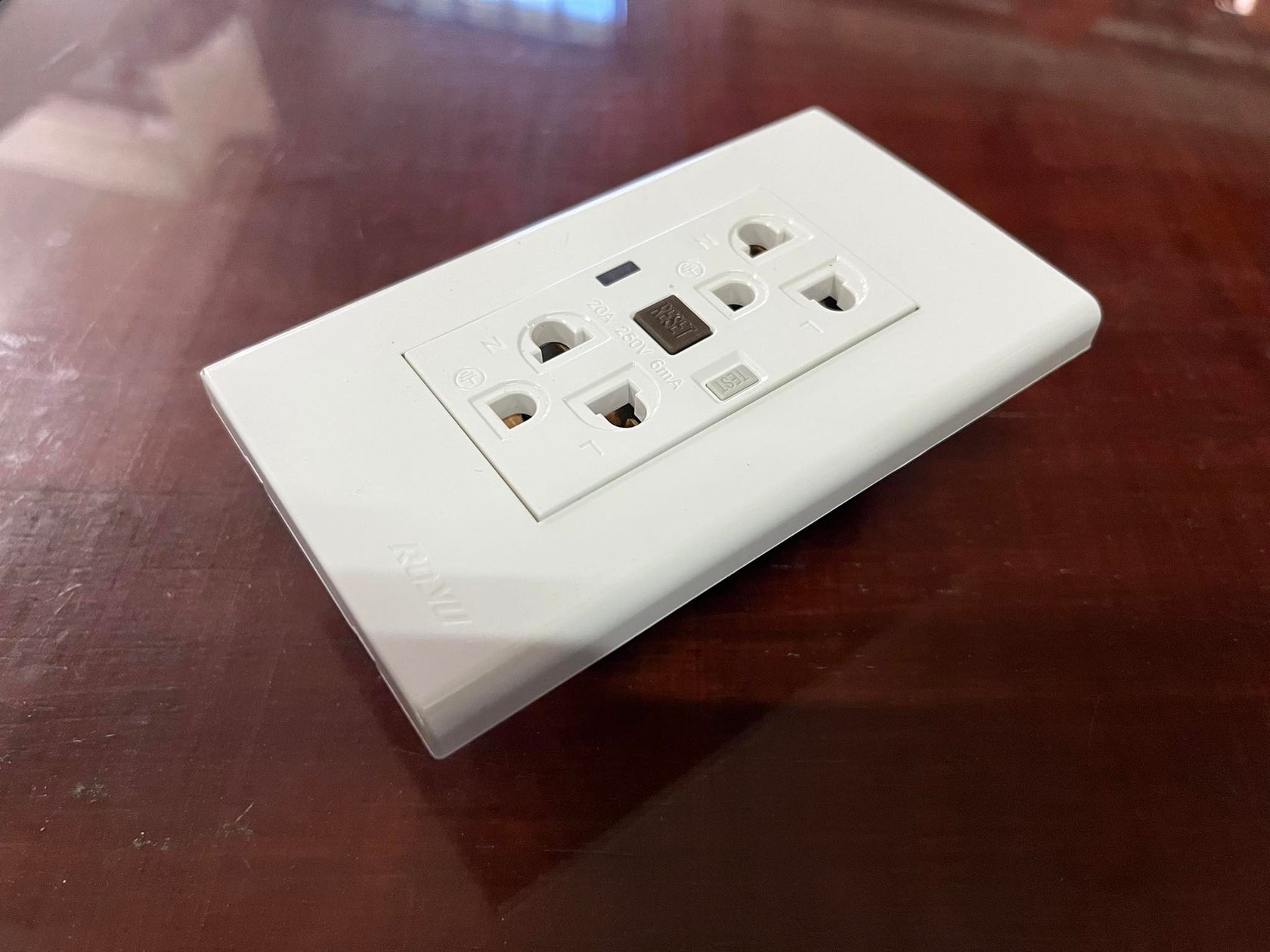 ROYU GFCI Universal Outlet ( 20A, 250V ) – Niolin Industrial Supply