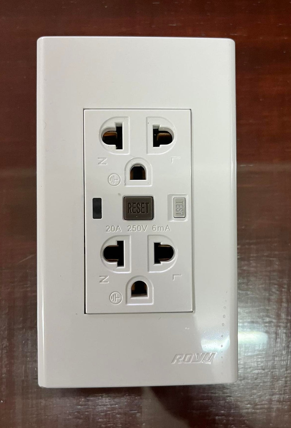 ROYU GFCI Universal Outlet ( 20A, 250V ) – Niolin Industrial Supply